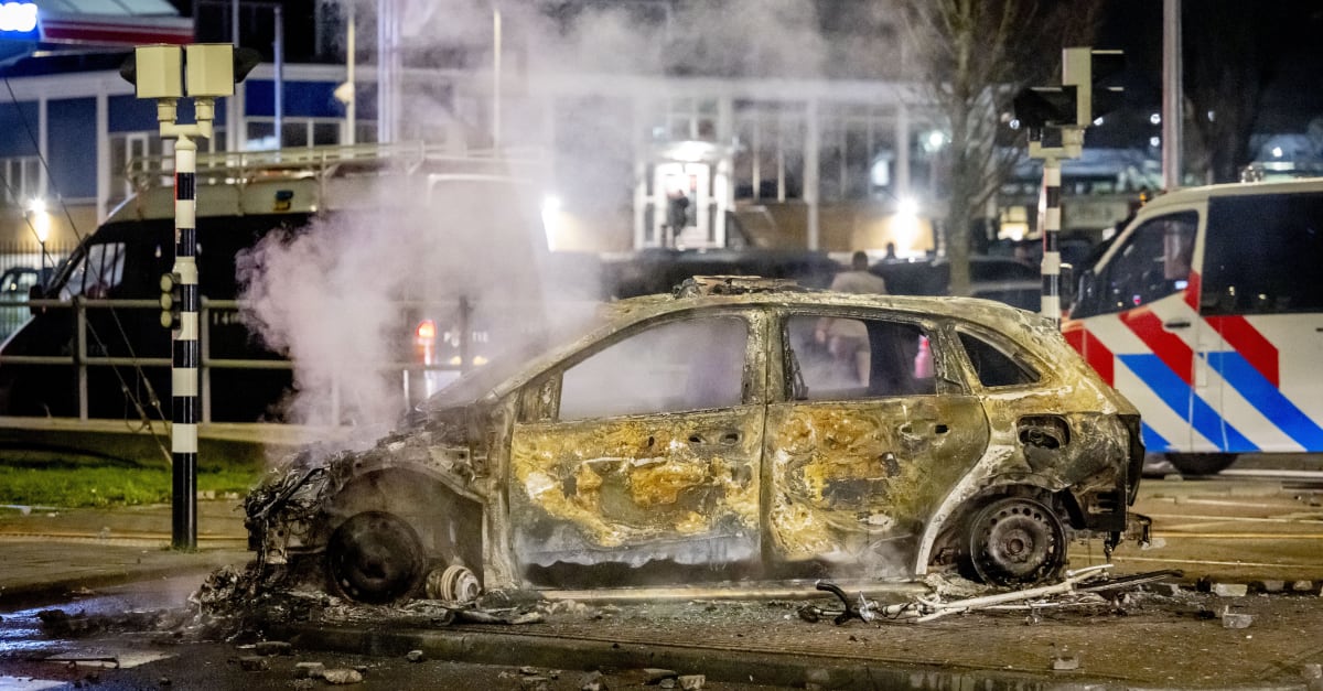 Branden, agenten gewond en enorme ravage: dit weten we over rellen Den ...