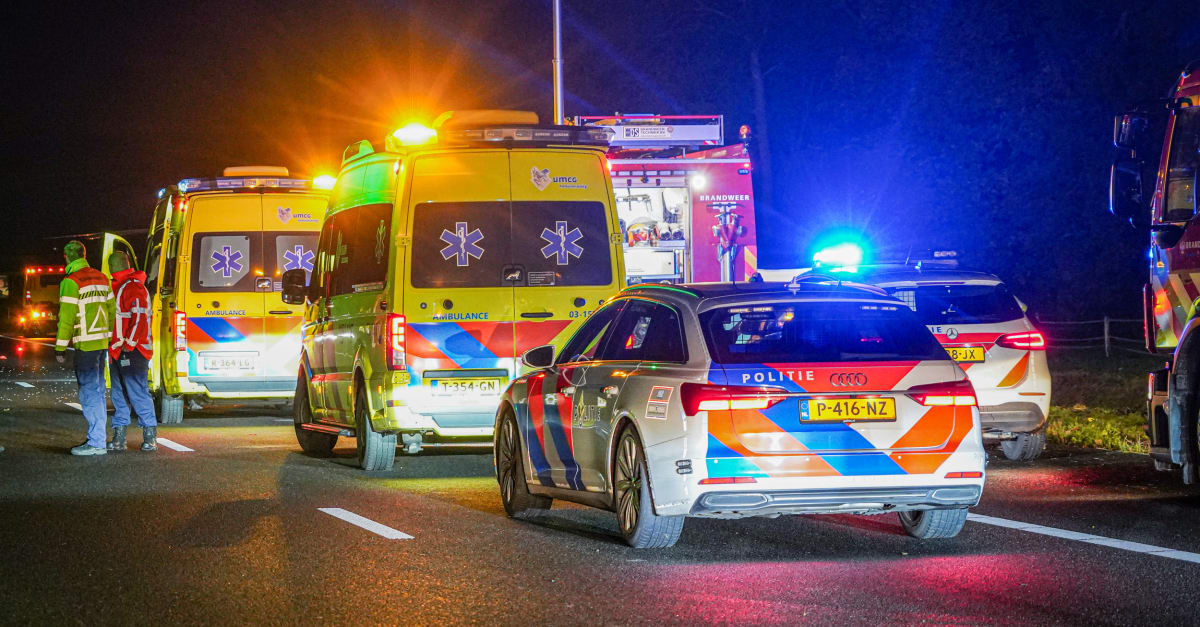 Auto raakt te water bij ongeluk A28, man overlijdt en twee zwaargewonden | Hart van Nederland