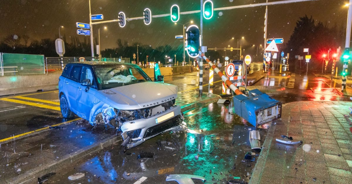 Bestuurder veroorzaakt totale ravage bij ongeluk op brug N201 | Hart van Nederland