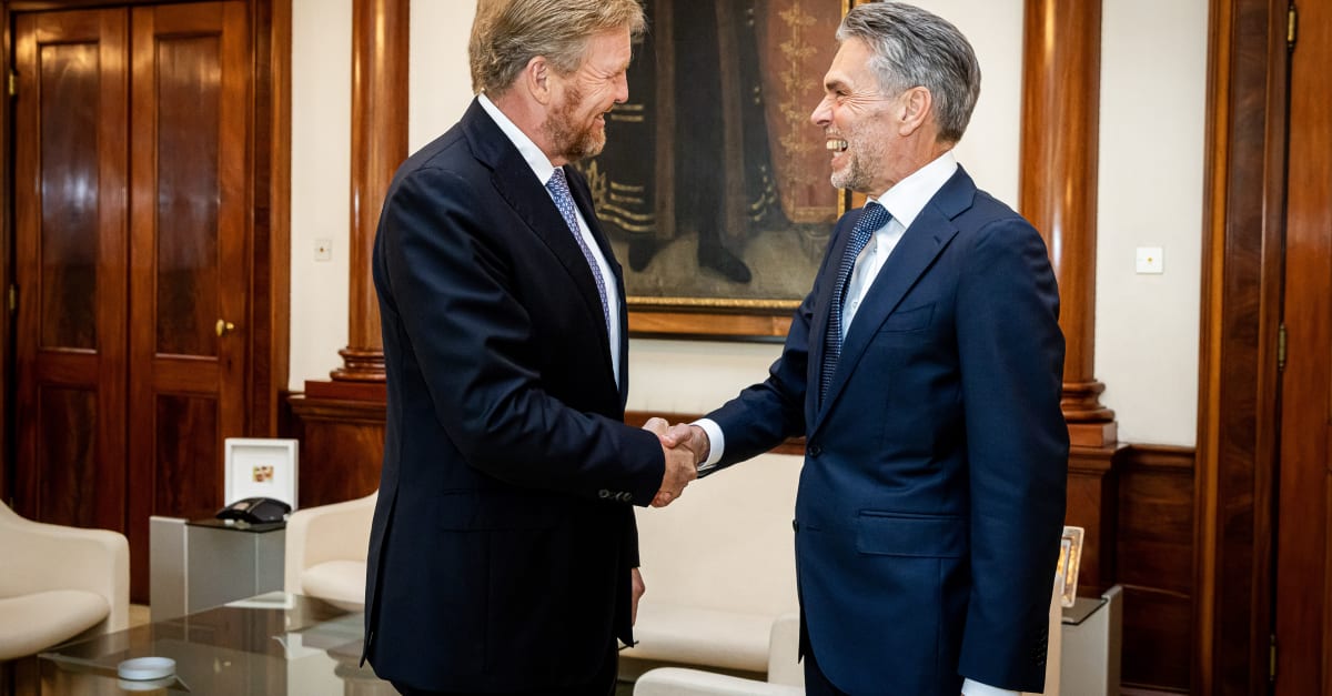 Koning eerder terug van staatsbezoek Tsjechië vanwege kabinetsval ...