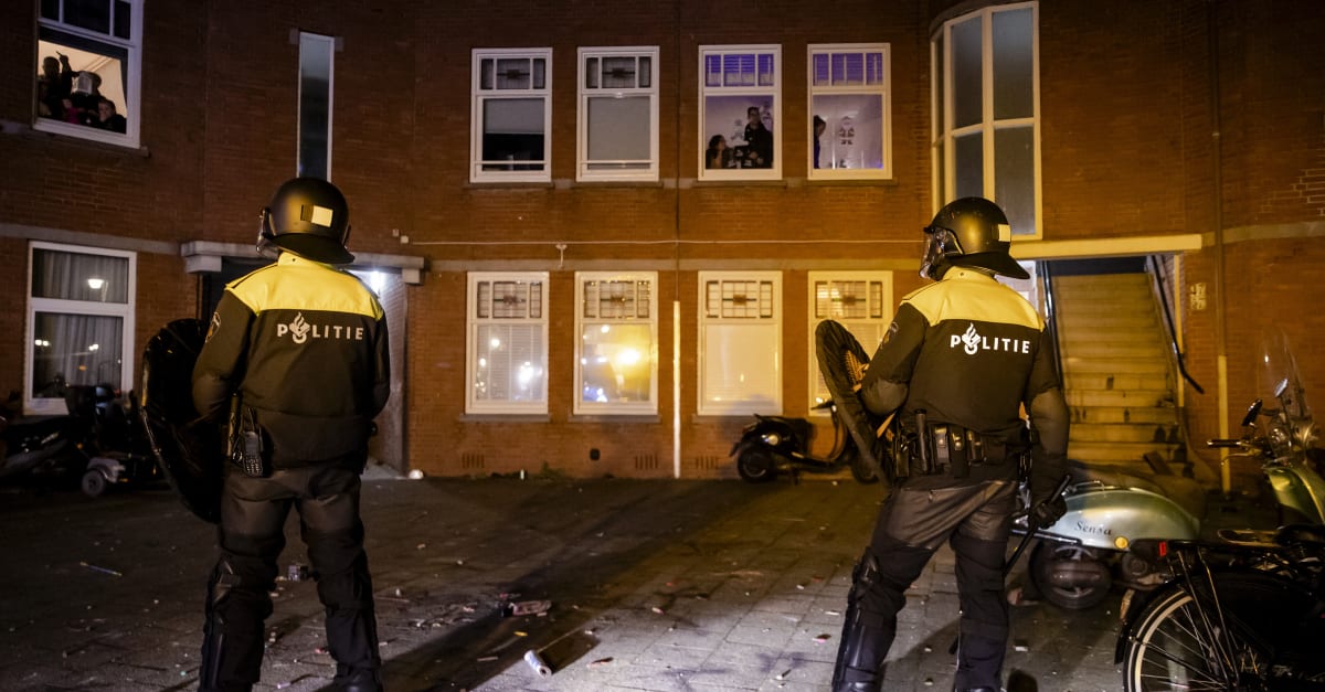 Tientallen arrestaties voor afsteken zwaar vuurwerk en bekogelen agenten | Hart van Nederland