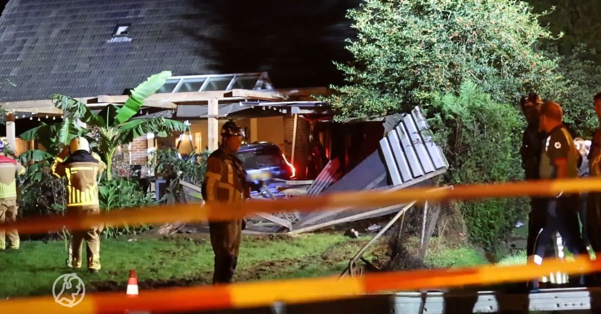 Auto vliegt huis binnen in Enter, bestuurder aangehouden | Hart van ...