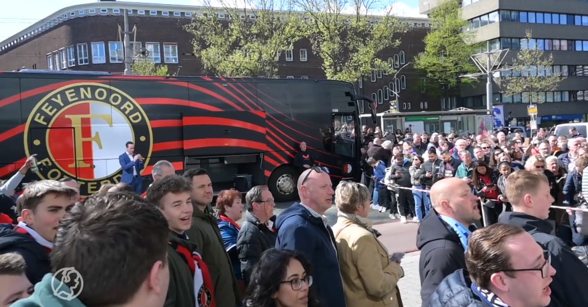 Supporters juichen Feyenoord-selectie toe voor aanvang bekerfinale ...