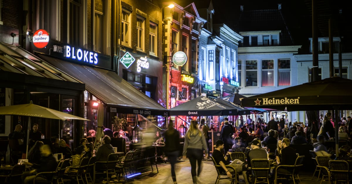 Dansen met een mondkapje op? Groningse nachtburgemeester wil proef met ...