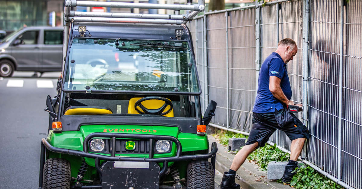 Honderden demonstranten in stationshal Den Haag, op weg naar protest ...
