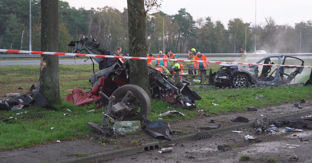 Auto breekt in stukken en vliegt in brand na ongeluk A58 in Tilburg ...