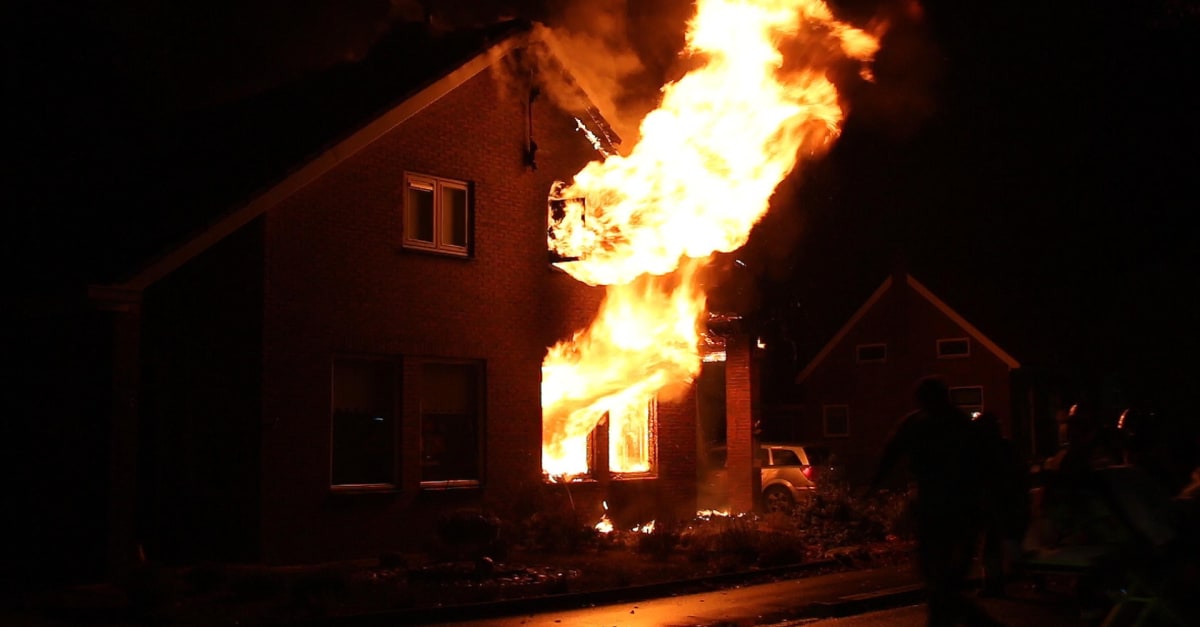 Felle woningbrand in Wedde: één bewoner gewond, een ander nog vermist ...