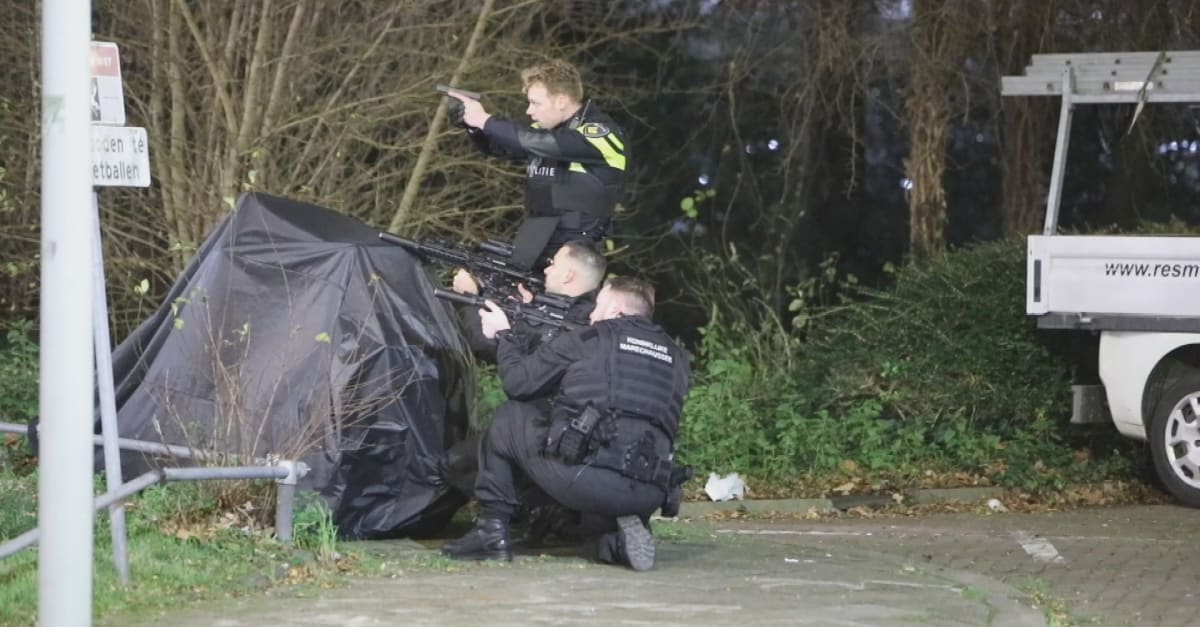 Paniek in Den Haag: verwarde man schiet vanaf balkon in woonwijk | Hart van Nederland