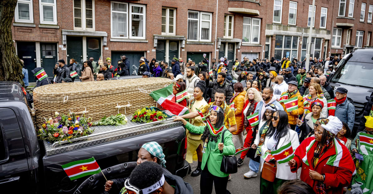 Rouwstoet voor overleden rapper Def Rhymz trekt door Rotterdam | Hart ...