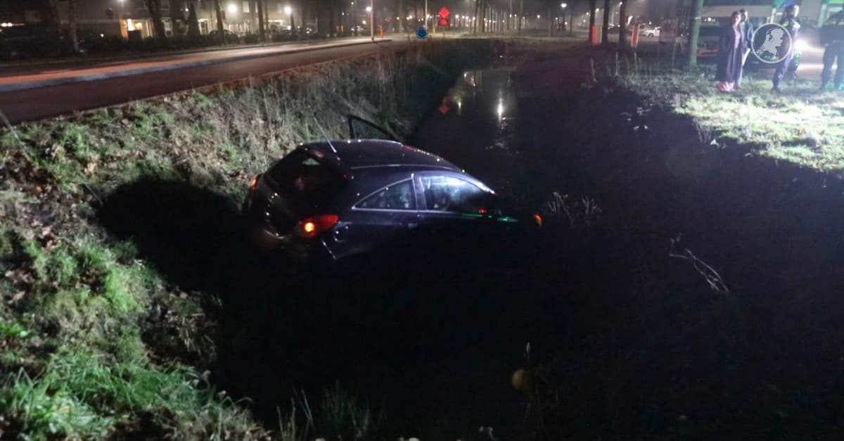 Automobilist rijdt water in na niesbui in Eemnes