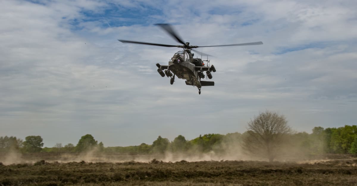 Apache-helikopter van Defensie maakt voorzorgslanding bij Lith | Hart ...