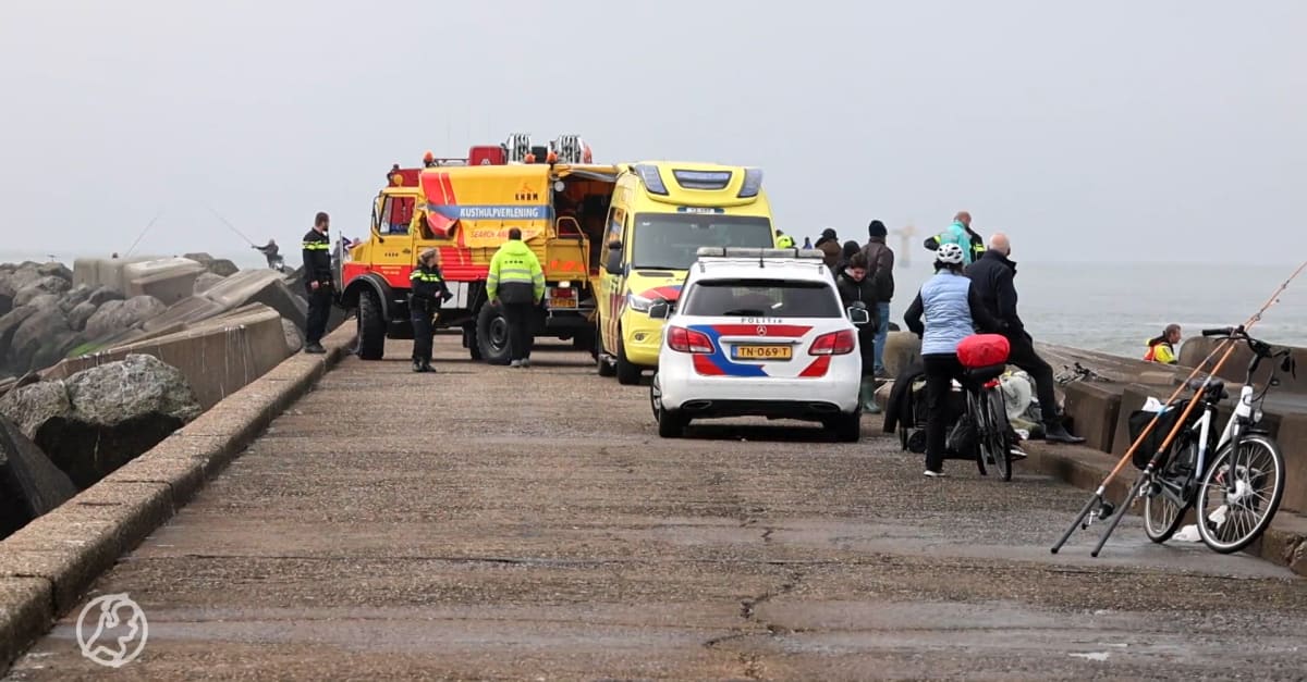 Man vast tussen rotsblokken na val bij pier | Hart van Nederland