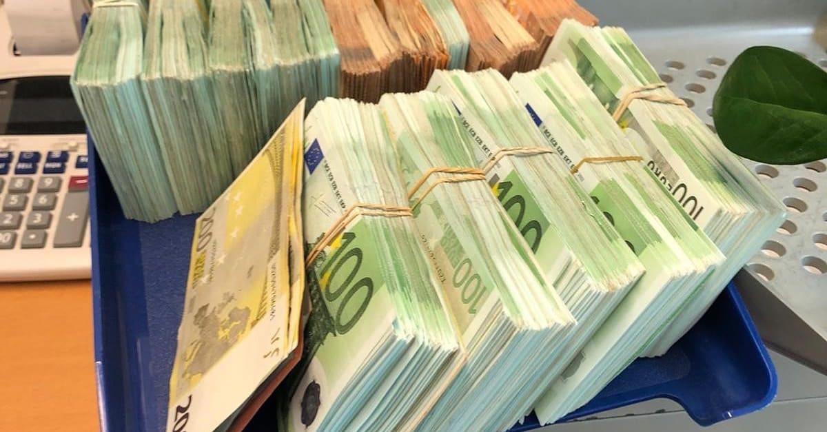 Ruim 8 ton aan contant geld gevonden in twee woningen Amsterdam | Hart ...