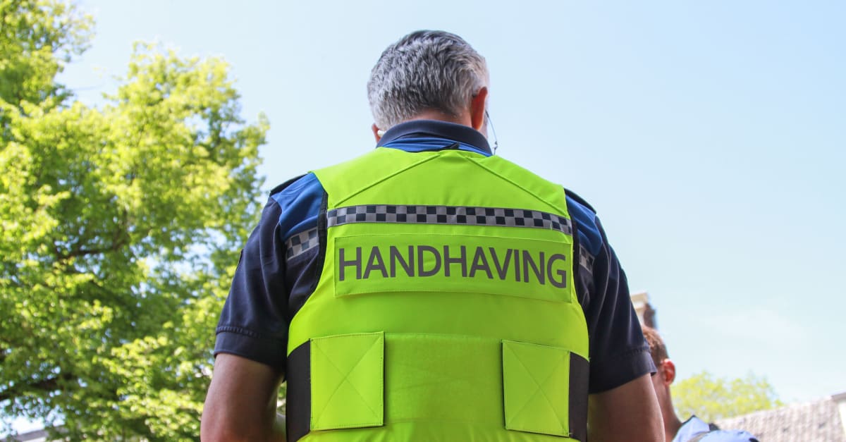 Handhaver Alkmaar bewusteloos geschopt, collega bedreigd met mes | Hart ...