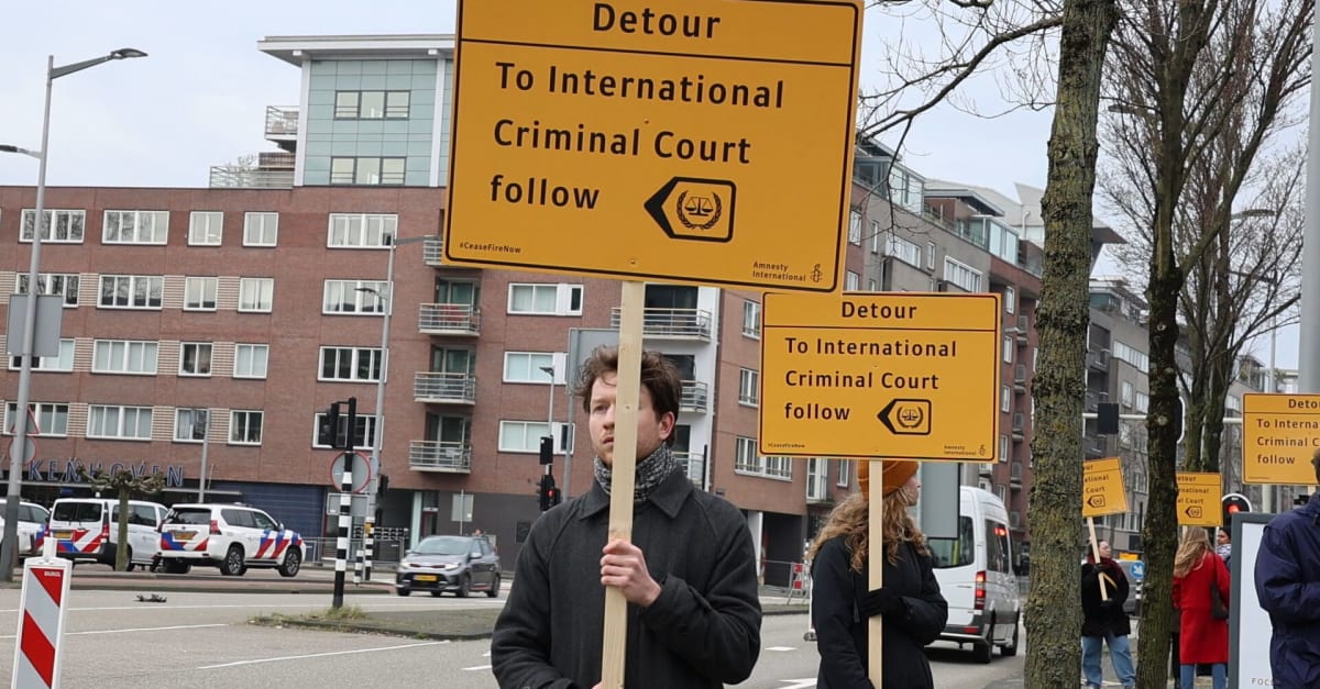 Demonstranten verzamelen zich bij Holocaustmuseum | Hart van Nederland