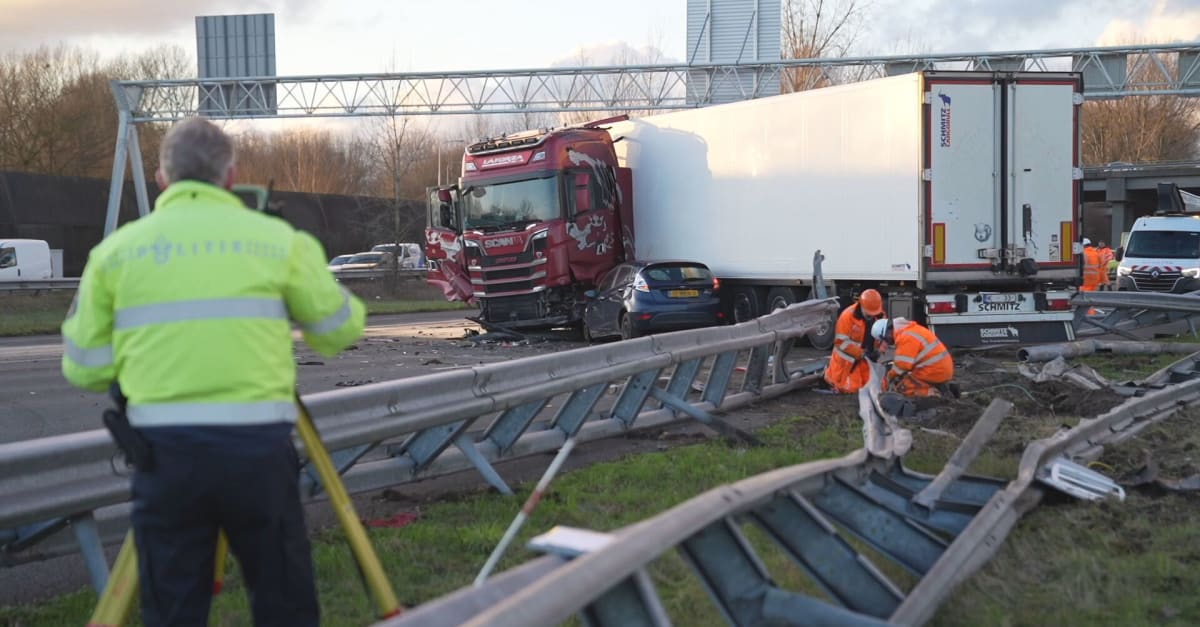 A16 bij Ridderkerk hele nacht dicht na groot ongeluk met vrachtwagen | Hart van Nederland