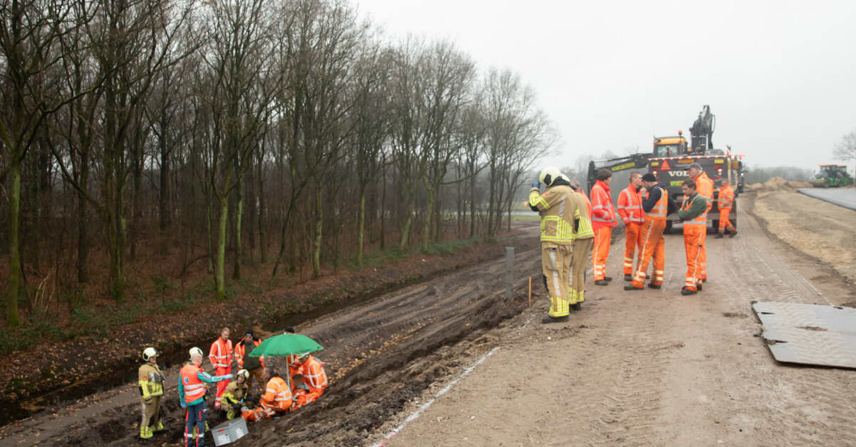 Wals valt van talud in Eemnes, chauffeur gewond | Hart van Nederland