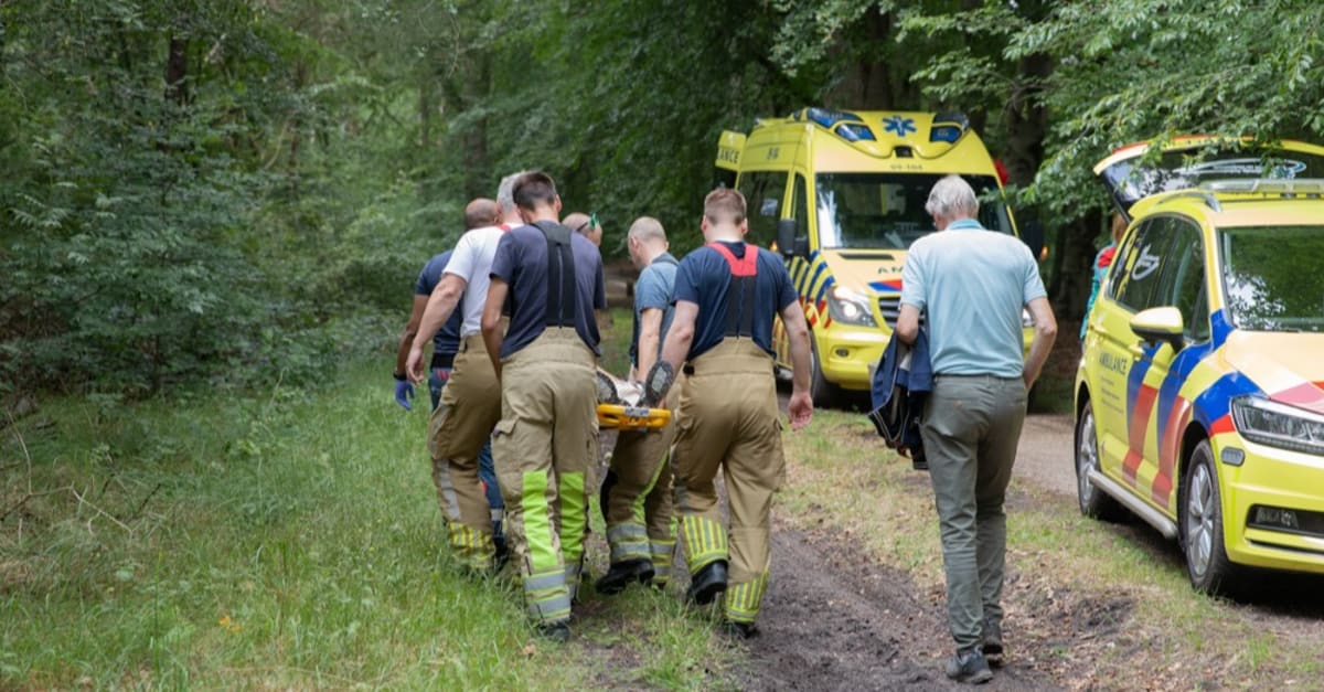 Vrouw (70) breekt heup bij botsing, maar wielrenner rijdt door: 'Ik heb ...