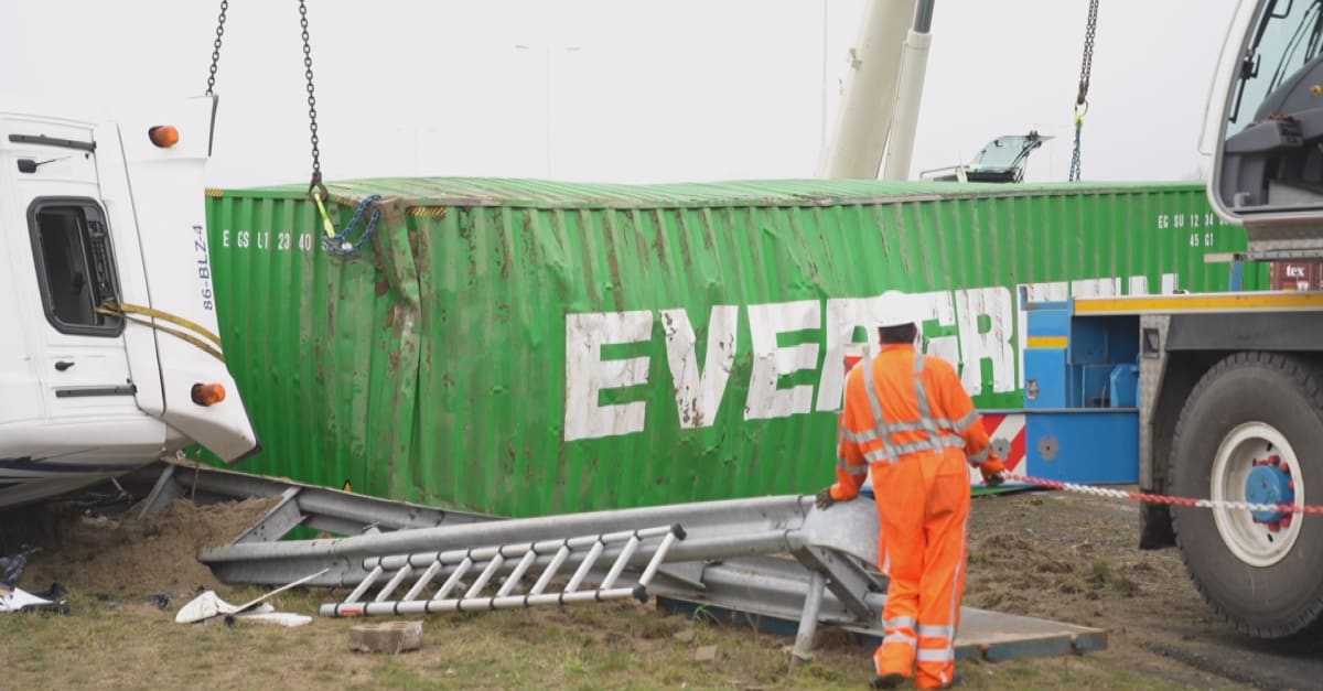 Vrachtwagenchauffeur ontsnapt aan drama na ongeluk A15: 'Engeltje op zijn schouder' | Hart van ...