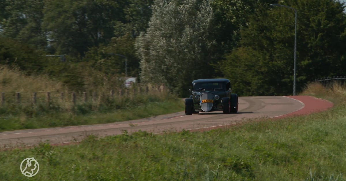 Jasper bouwde zijn eigen, legale, elektrische auto (die eruitziet als ...
