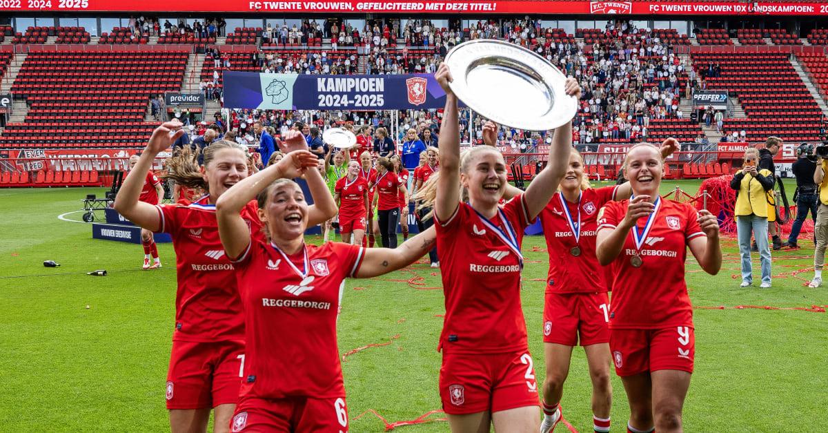 Voetbalsters FC Twente landskampioen na bloedstollende zege op AZ (3-2 ...