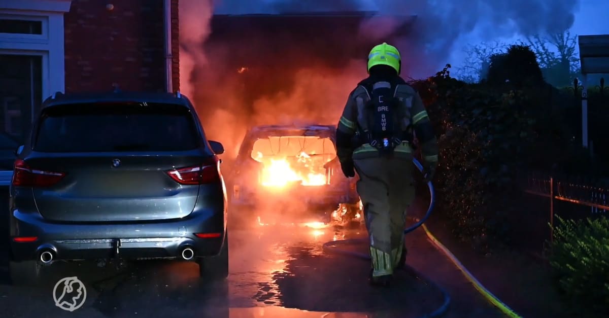 Elektrische auto vat vlam in Etten-Leur en slaat over op garage | Hart ...