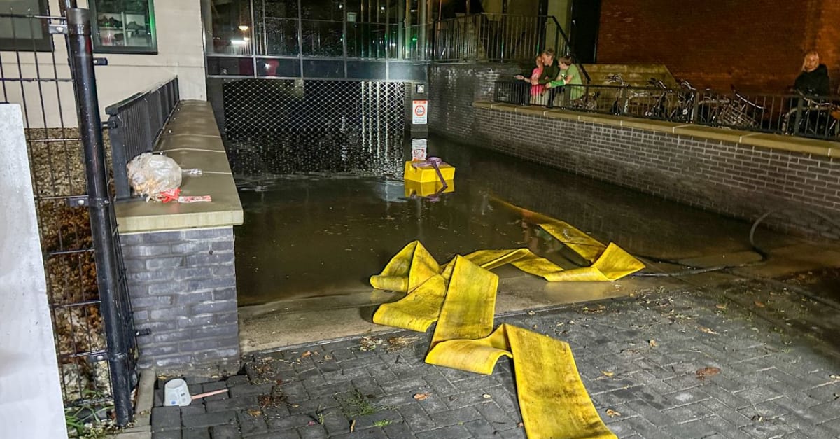 Parkeergarage in Enschede verandert in zwembad: 'Nog nooit meegemaakt' | Hart van Nederland