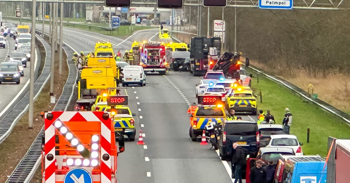 Dode en gewonden bij ongeluk op A1 bij Hoevelaken, snelweg dicht | Hart van Nederland