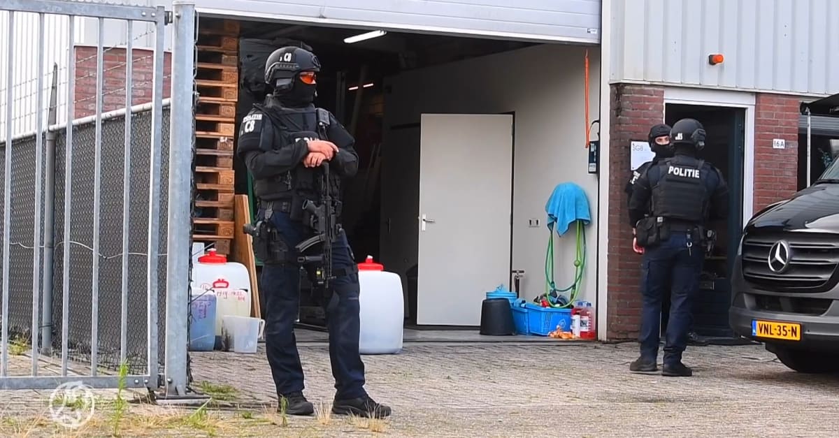 ZIEN: Politie ontruimt drugslab, zo ziet het er vanbinnen uit | Hart ...