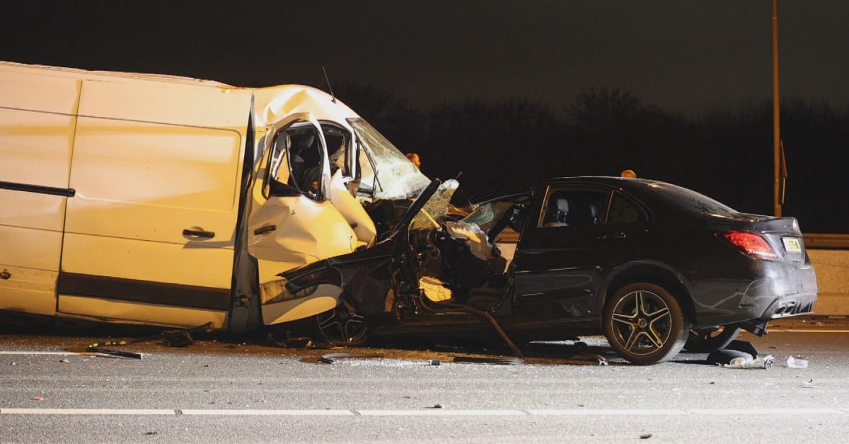 Spookrijder (32) zwaargewond door frontale botsing op A9 | Hart van Nederland