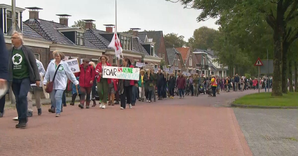 Honderden betogers in Fries dorpje Ternaard tegen gaswinning Waddenzee ...