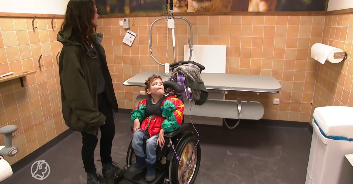 Eerste liggende toilet voor zwaar gehandicapten geopend: 'Nu kunnen we ...