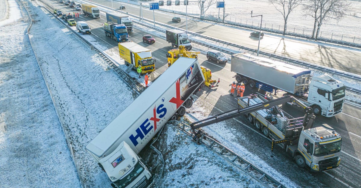 Vrachtwagen glijdt van de weg en schiet door vangrail op A12 | Hart van Nederland