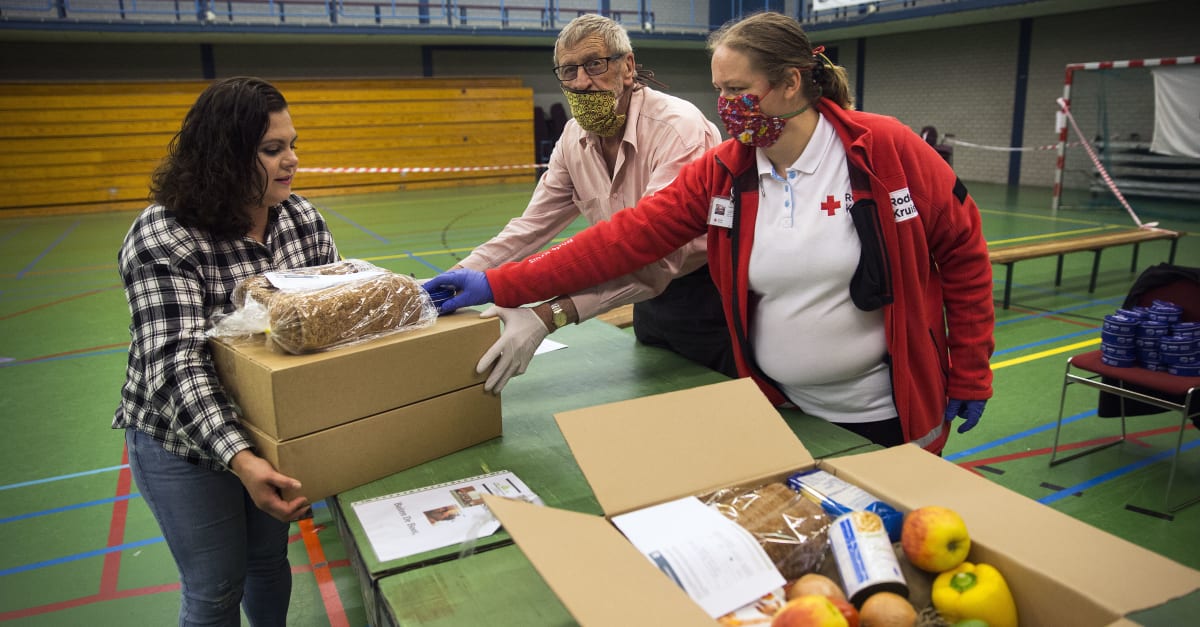 Het Rode Kruis moest dit jaar meer mensen helpen aan eten | Hart van ...