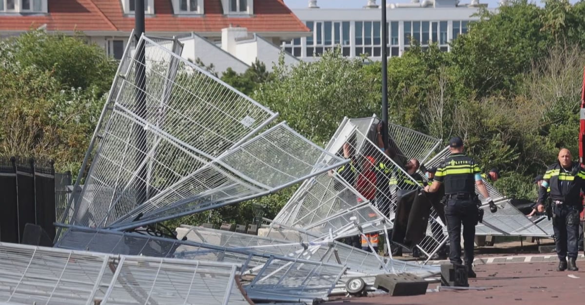 Windvlaag blaast hekken voor NAVO-top omver in Noordwijk, twee agenten ...
