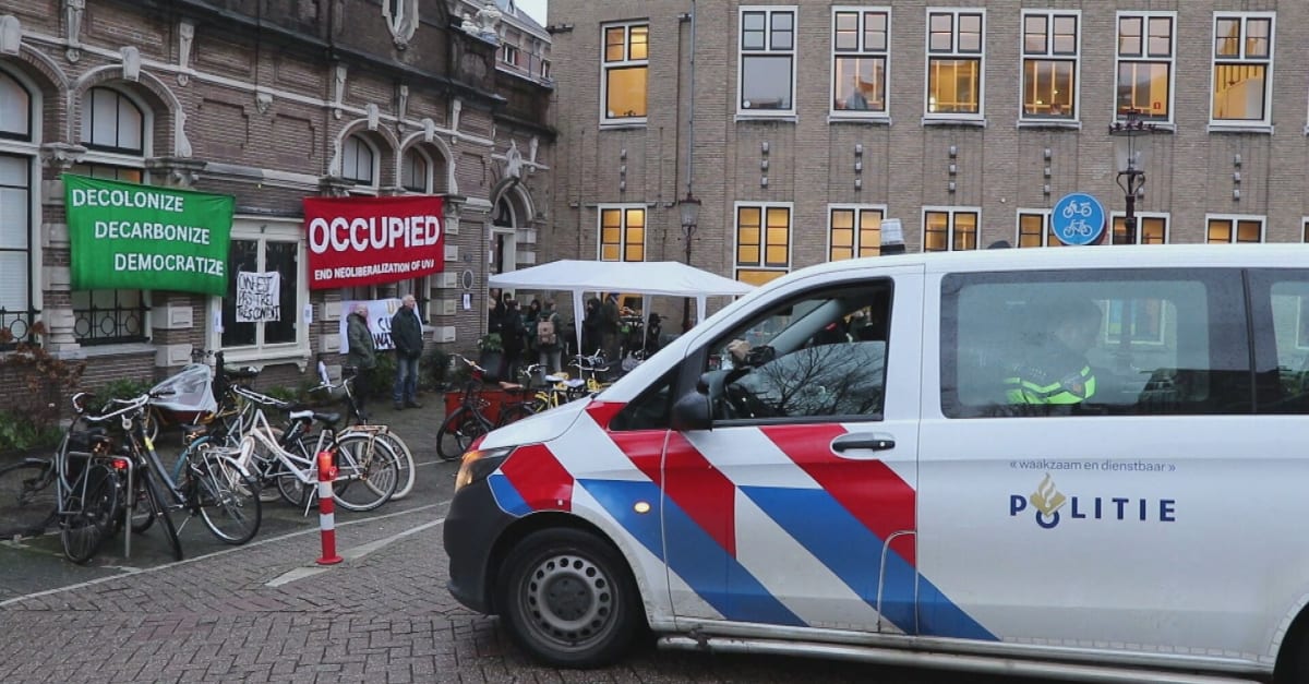 ME grijpt in: klimaatactivisten uit gebouw Universiteit van Amsterdam ...