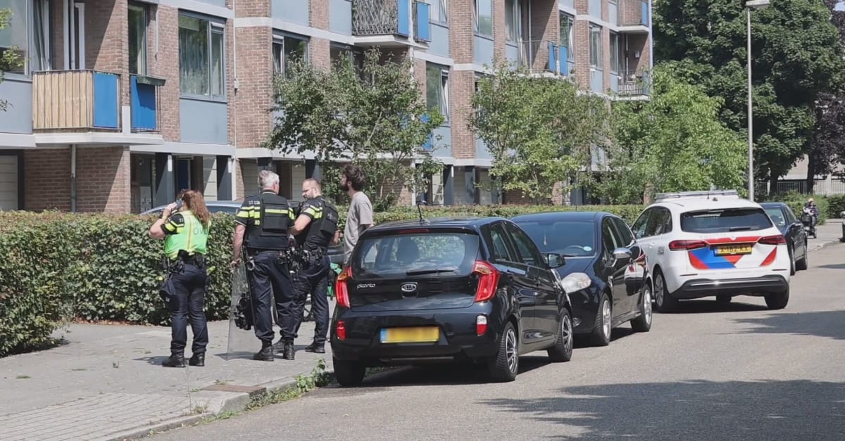 Man (21) bedreigt ex-partner, politie valt zijn woning binnen in Eindhoven | Hart van Nederland