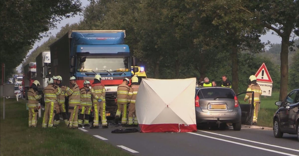 Man overlijdt na frontale botsing met vrachtauto op N35 | Hart van Nederland