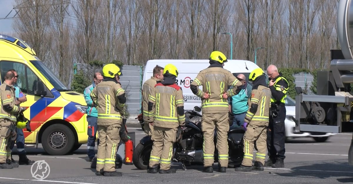 Motorrijder (73) meters meegesleept onder achteruitrijdende vrachtwagen ...