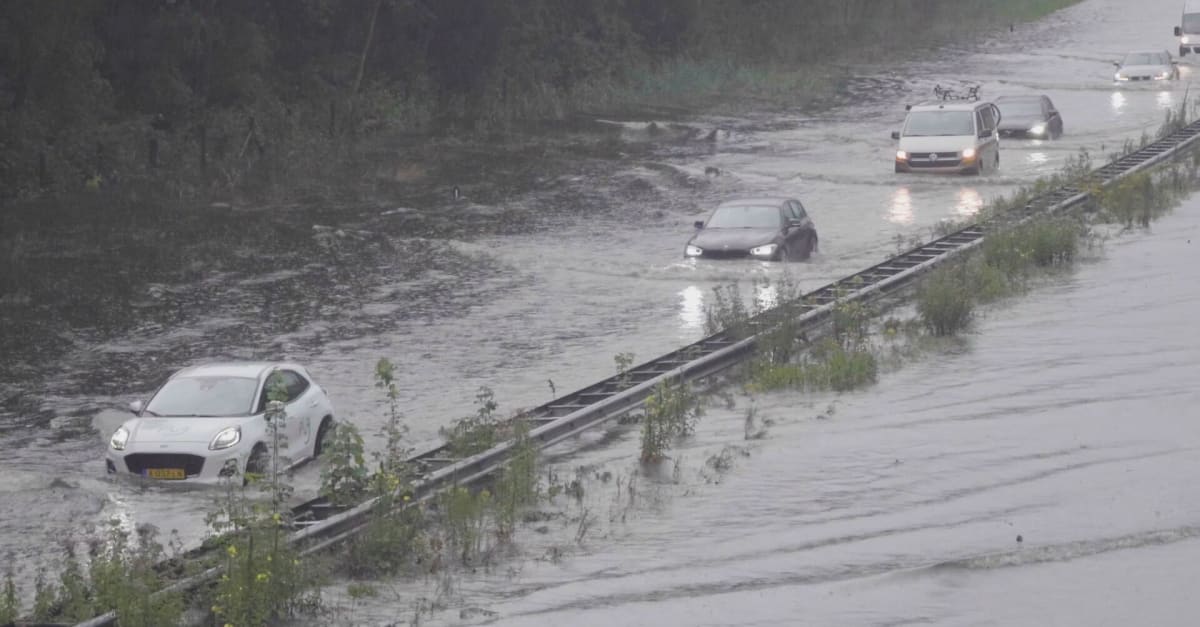 A1 en A35 weer vrijgegeven na hevige wateroverlast | Hart van Nederland