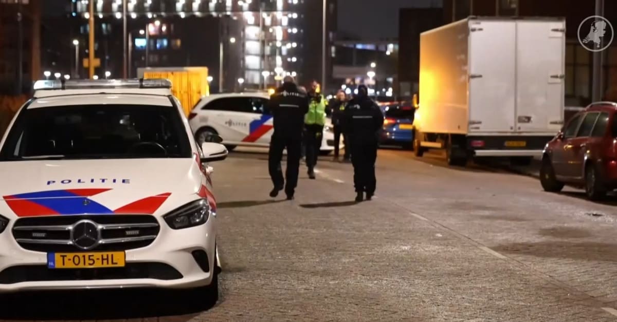 Man (63) in Rotterdam met schotwond in hoofd naar ziekenhuis