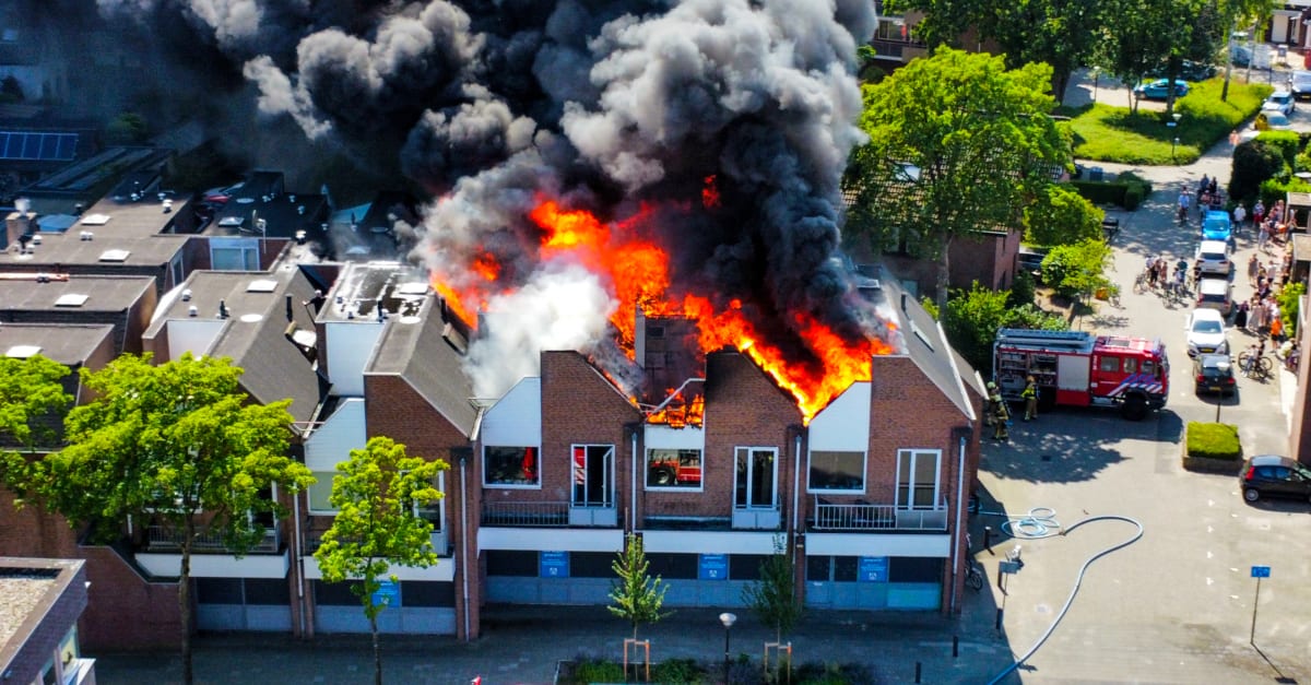 Grote uitslaande brand in woningen boven supermarkt Apeldoorn, kinderdagverblijf geëvacueerd ...