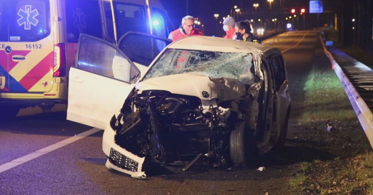 Automobilist raakt buiten westen door lachgas en ramt pijlwagen op A20 | Hart van Nederland