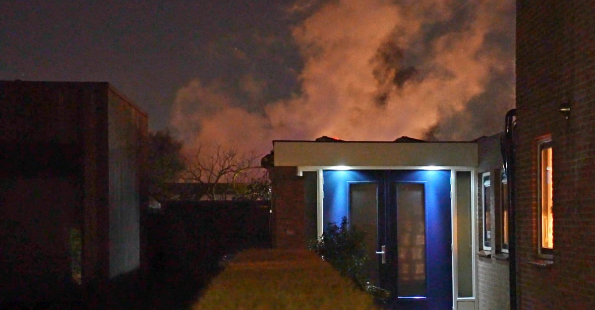 Tuinhuis vat vlam in Den Bosch, 'eigenaar wilde met kaars planten warm ...