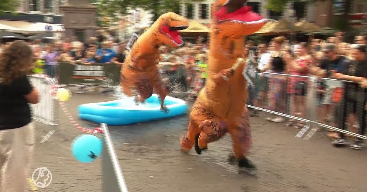 Tientallen T-rexen rennen door binnenstad Enschede: 'Het is hilarisch ...