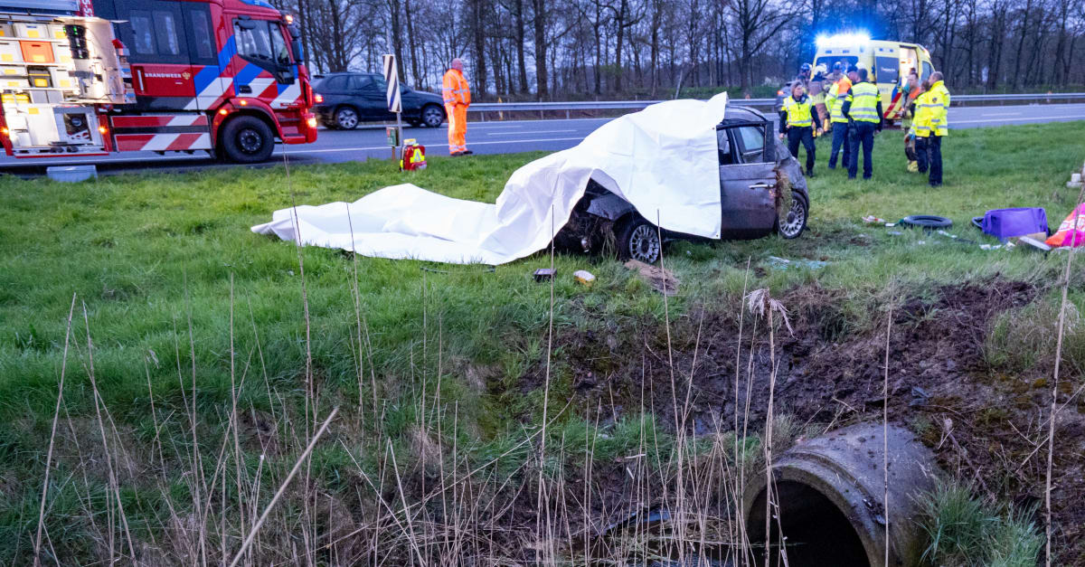 Auto vliegt over kop bij ernstig ongeval op A1 bij Bathmen, man zwaargewond | Hart van Nederland