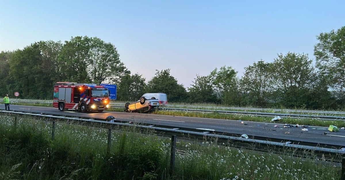 Drie mensen gewond bij ernstig ongeluk op A79, snelweg weer open | Hart ...