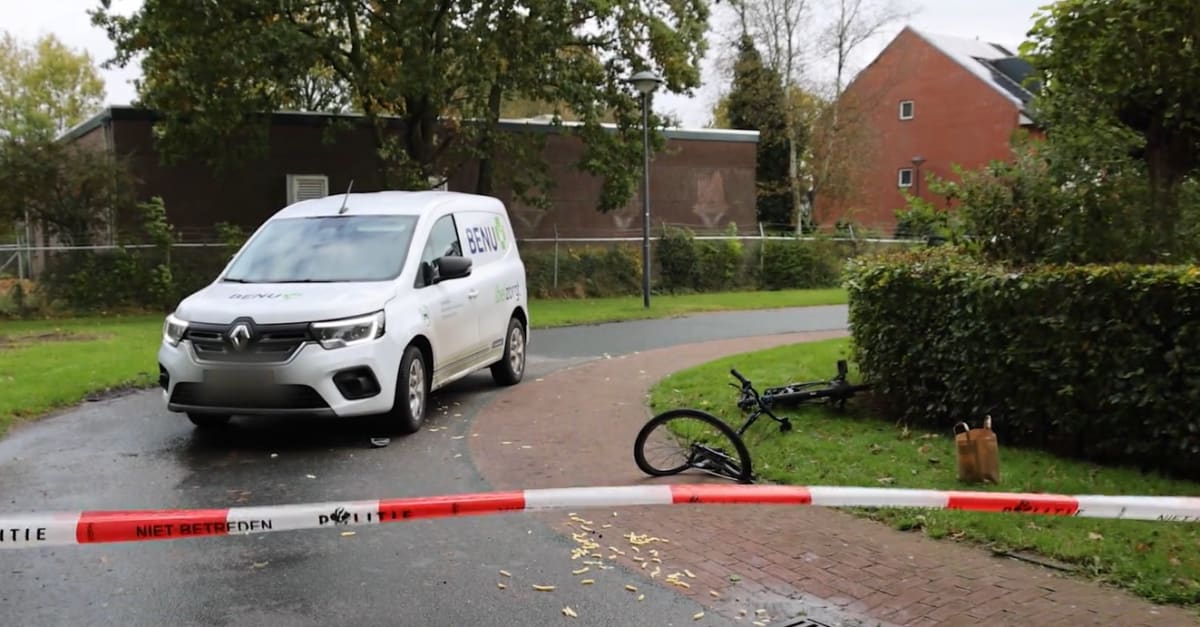 Fiets breekt doormidden na botsing met auto in Leek | Hart van Nederland