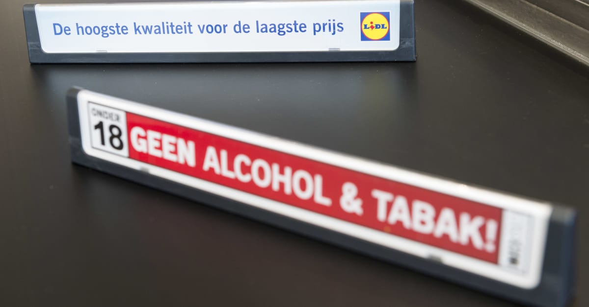 Lidl verkoopt vanaf vandaag geen sigaretten en tabak meer, als eerste ...