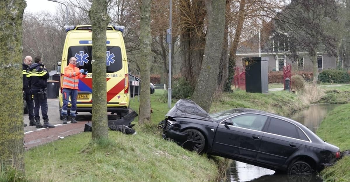 Dronken bestuurder met jong kind in auto vliegt uit de bocht en ramt ...